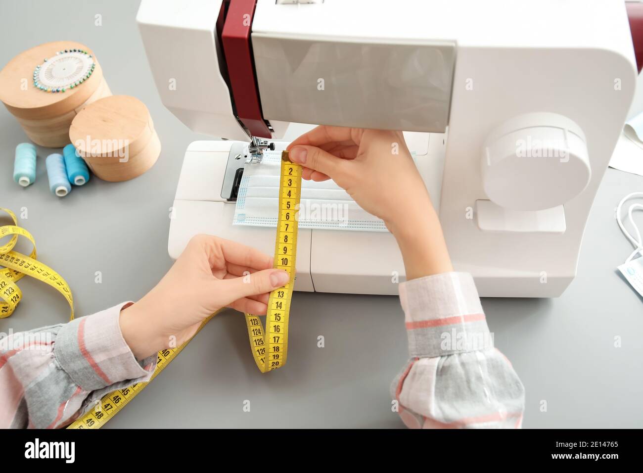 Machine making medical face masks hi-res stock photography and images ...