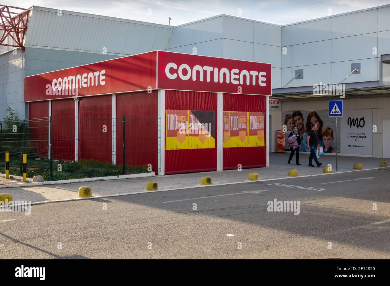 Continente supermarket logo hi-res stock photography and images - Alamy