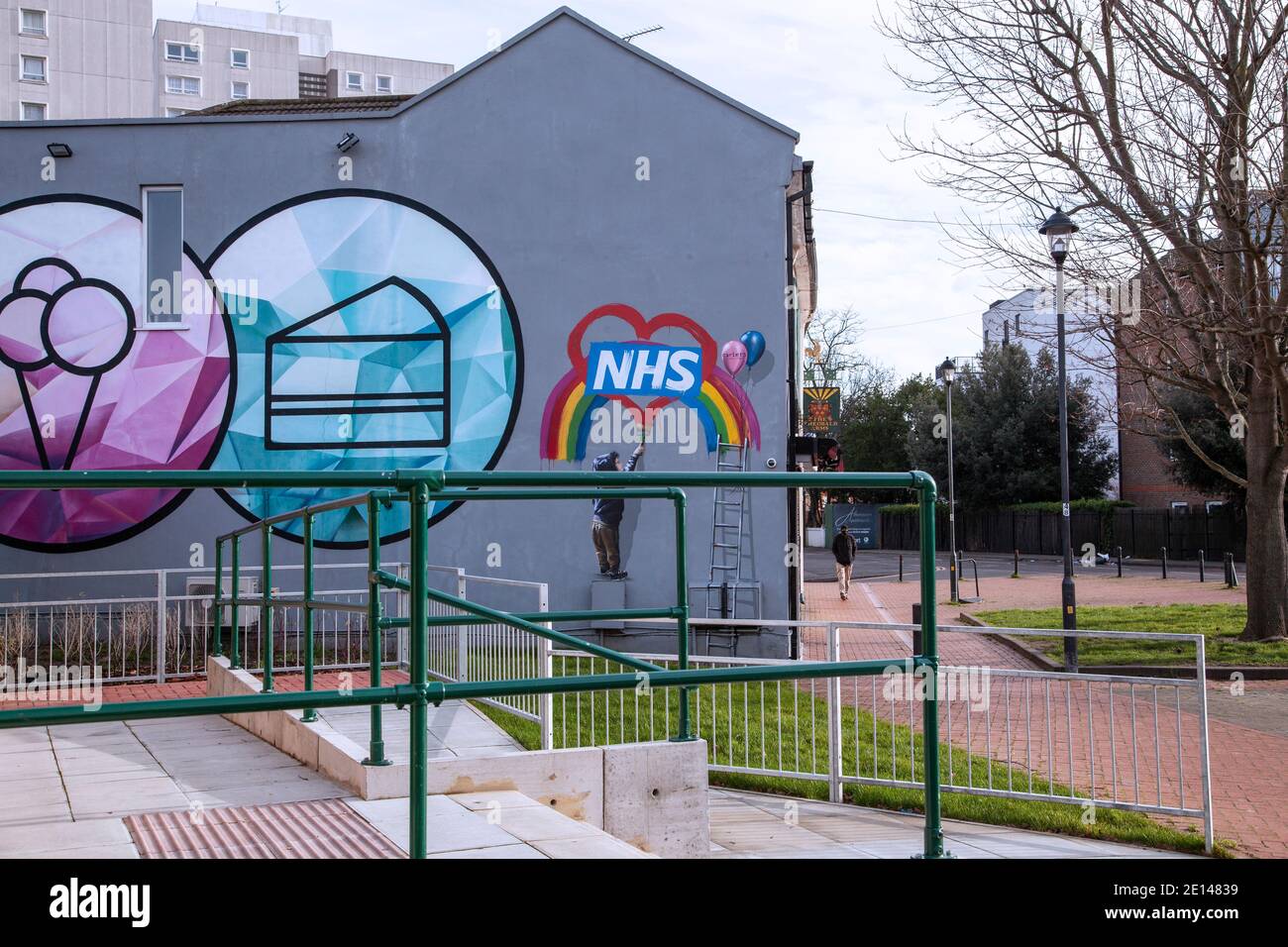 Happy pub customers hi-res stock photography and images - Alamy