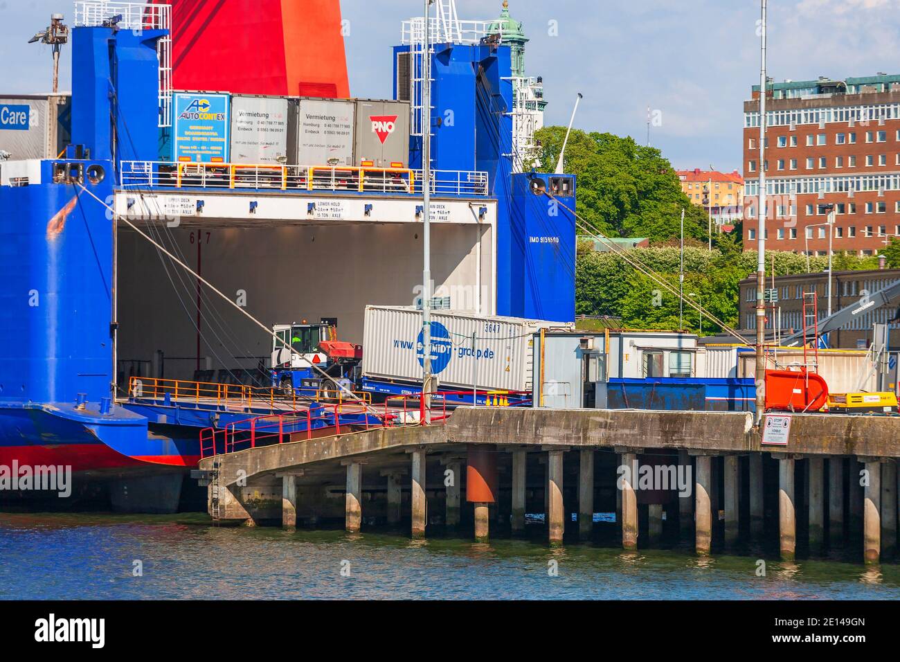 Cargo ship loads containers hi-res stock photography and images - Alamy