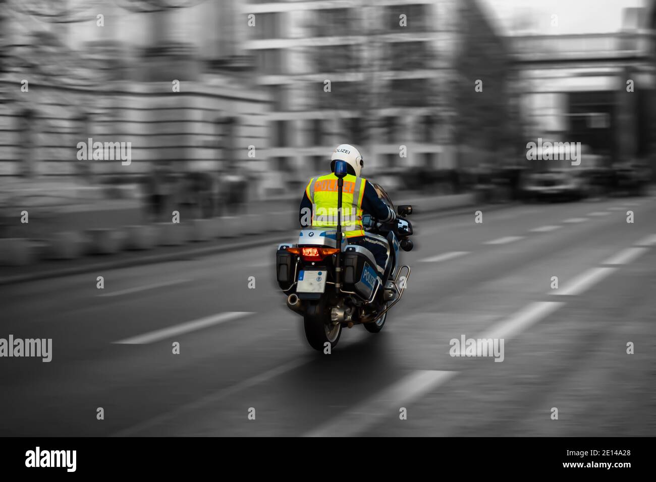 Back motorcycle police officer hi-res stock photography and images - Alamy