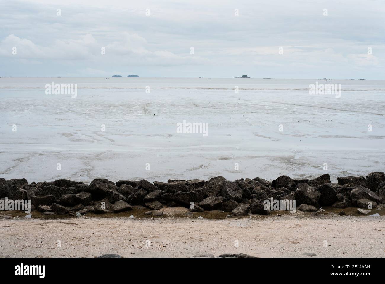 Muddy beach hi-res stock photography and images - Alamy