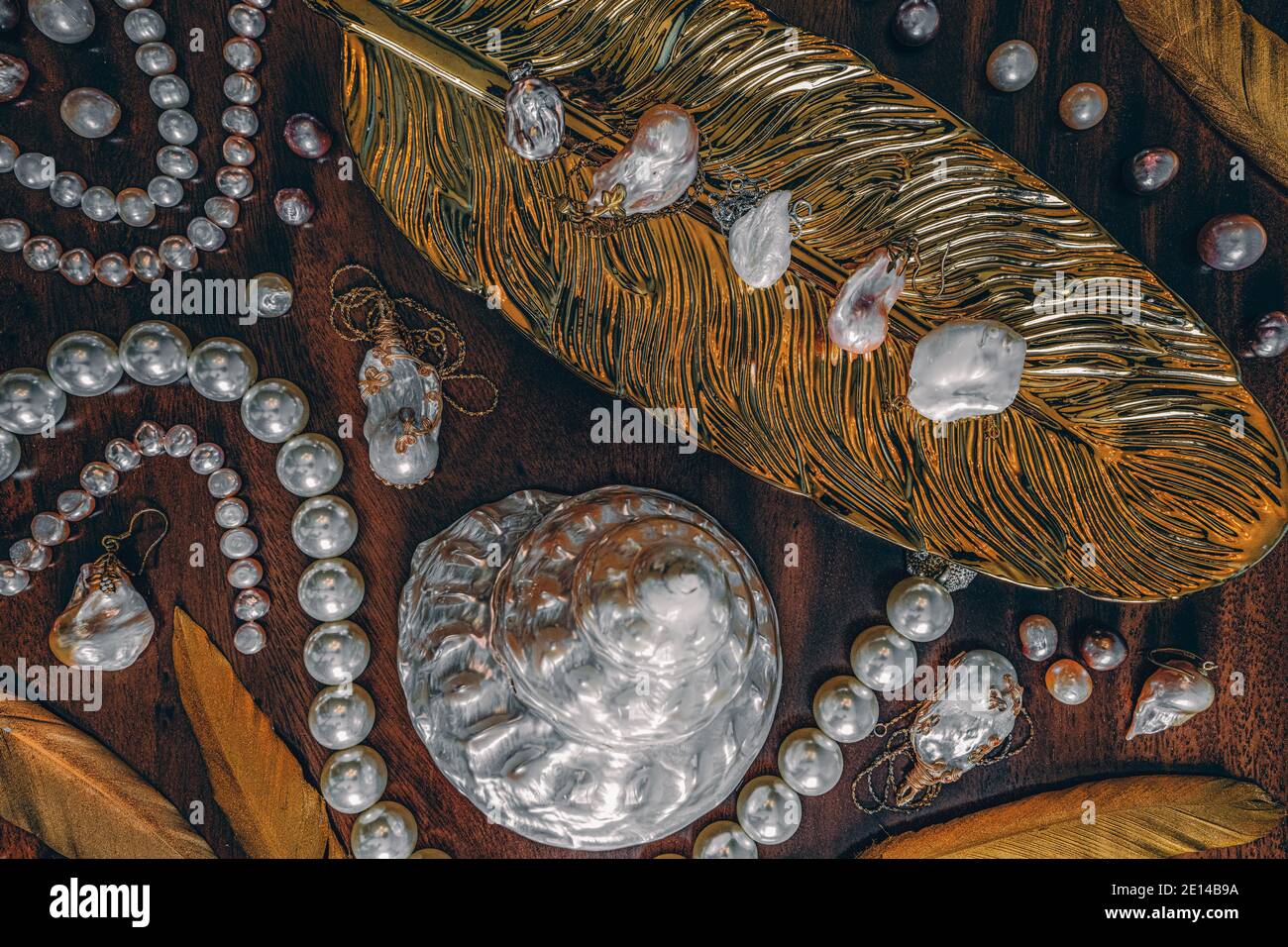 Pearl edge decoration hi-res stock photography and images - Alamy