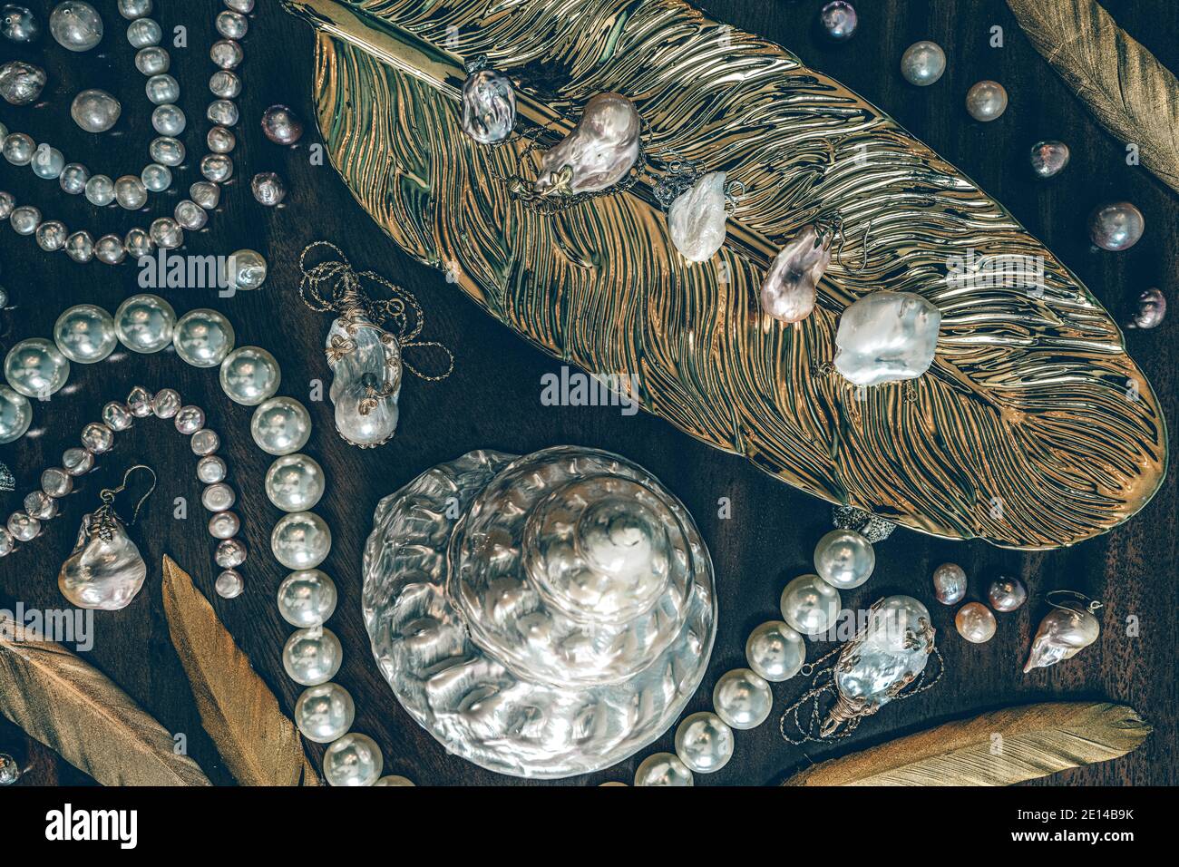 Pearl edge decoration hi-res stock photography and images - Alamy