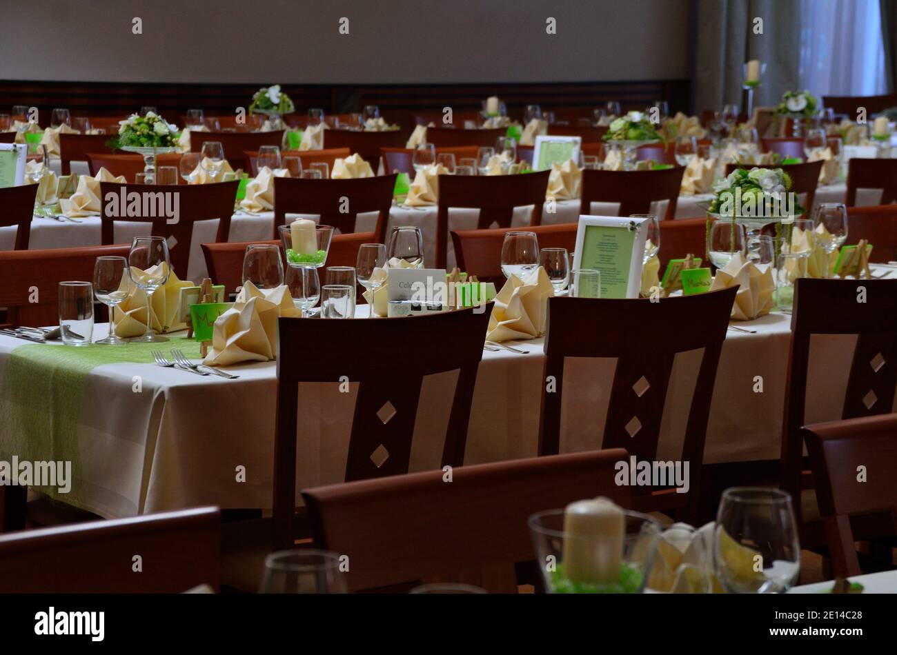 beautiful wedding with covered table and chair Stock Photo - Alamy