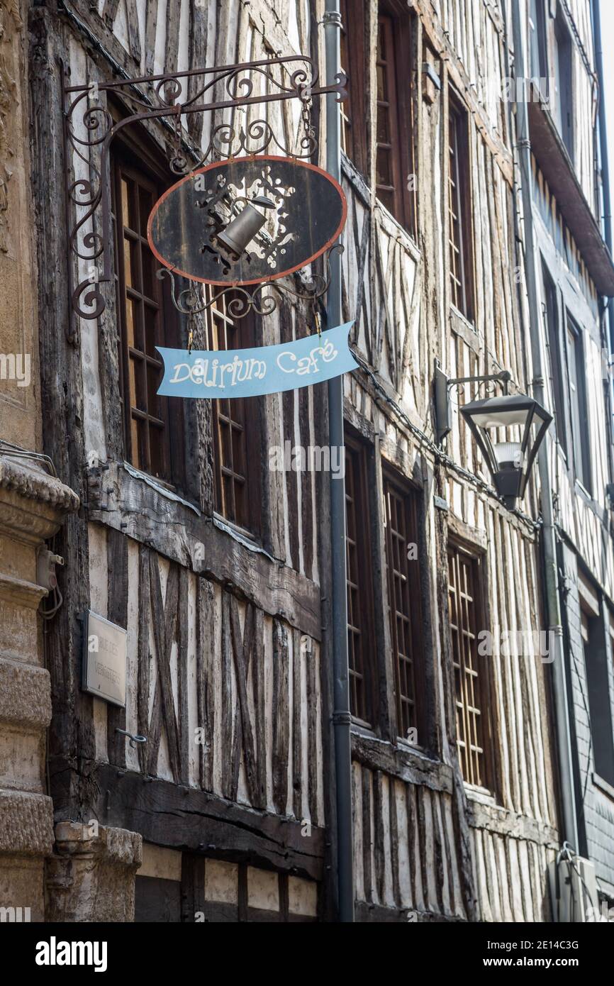 Quaint cafe hi-res stock photography and images - Alamy