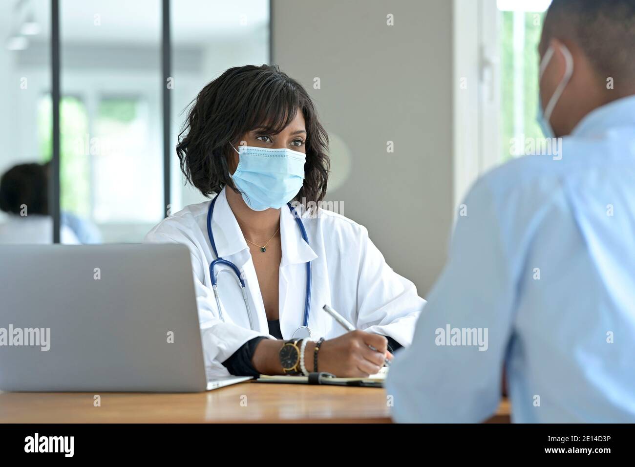Office visitor check in hi-res stock photography and images - Alamy