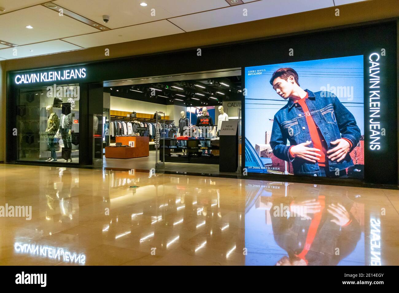 Store front advertising hi-res stock photography and images - Alamy