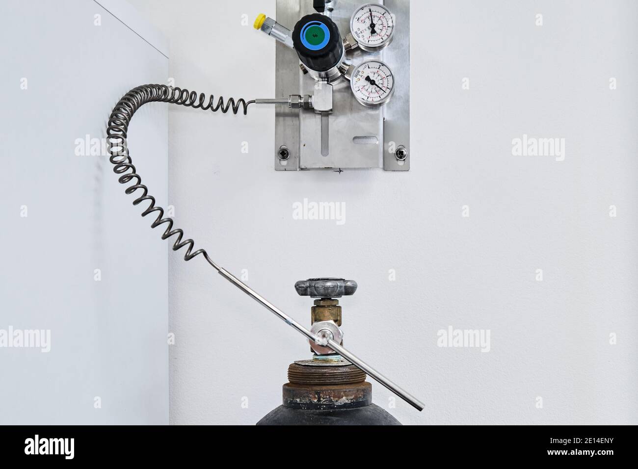 Connected nitrogen cylinder. Measurement of pressure Stock Photo - Alamy