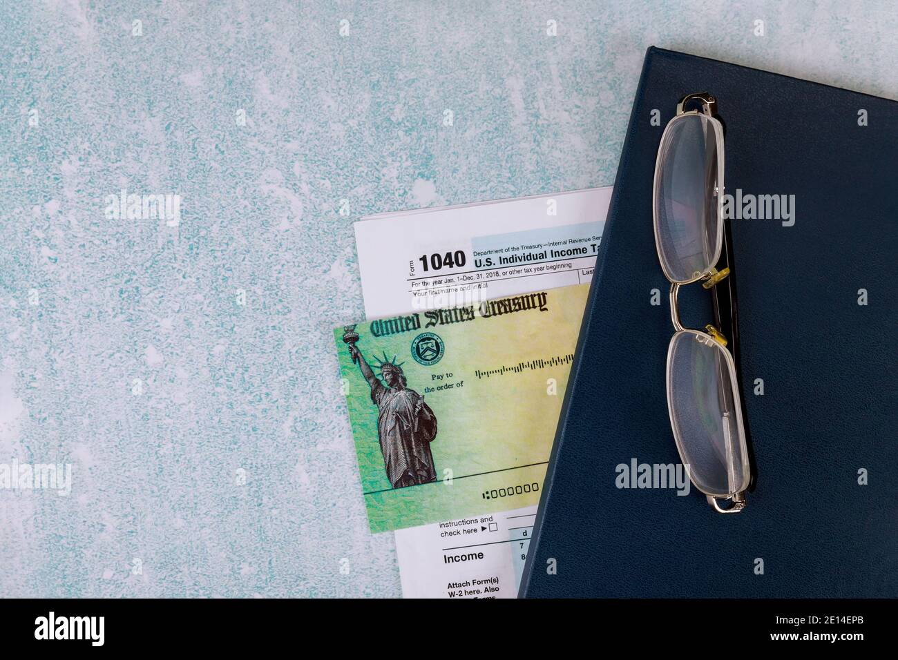 Tax date time return form 1040 U.S. Individual Income and daily notepad ...