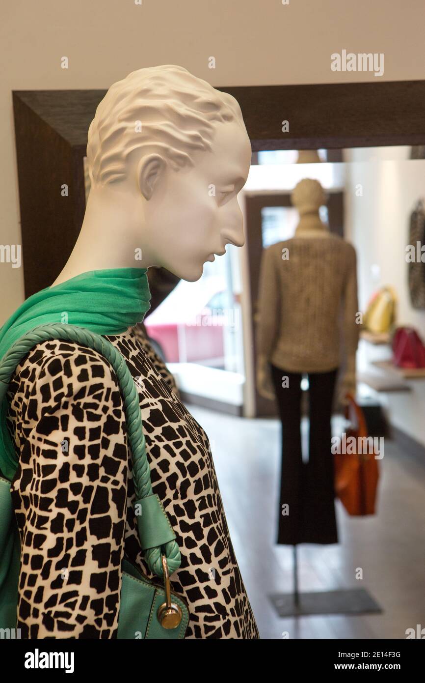 A Fashion store mannequin in profile Stock Photo - Alamy