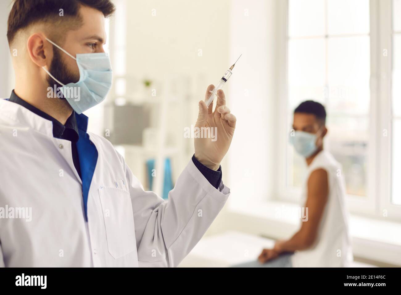Doctor injection hi-res stock photography and images - Alamy