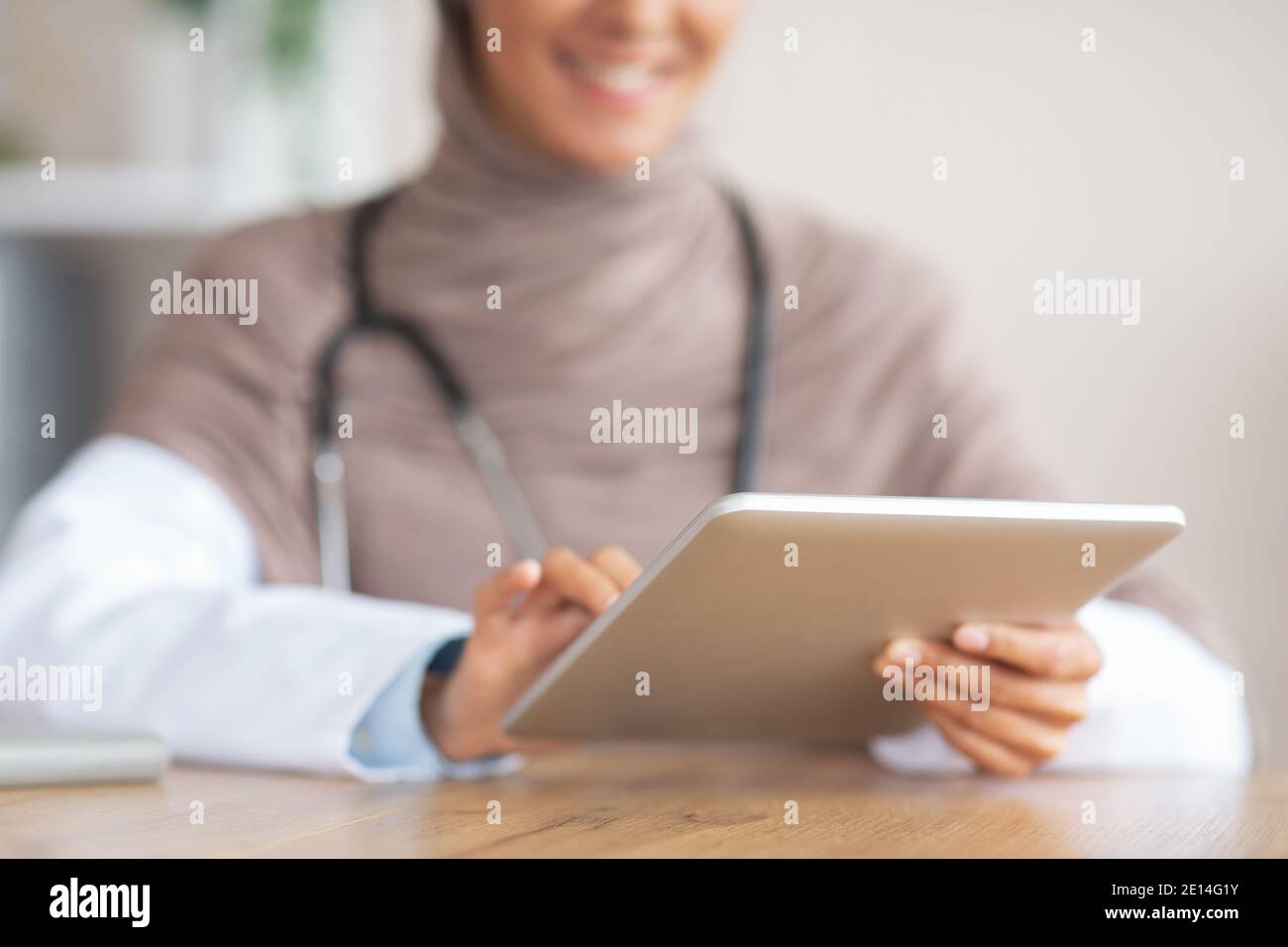 Female doctor hands hi-res stock photography and images - Alamy