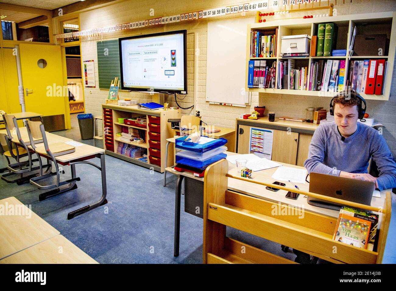 Covid school classroom netherlands hi-res stock photography and images ...