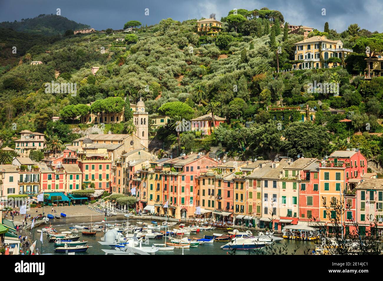 Italian hillside village hi-res stock photography and images - Alamy