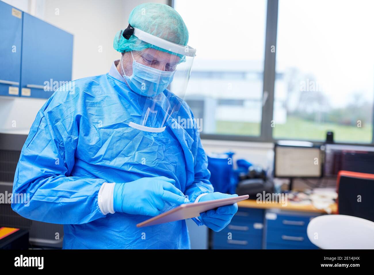 Microbiology lab computer hi-res stock photography and images - Alamy