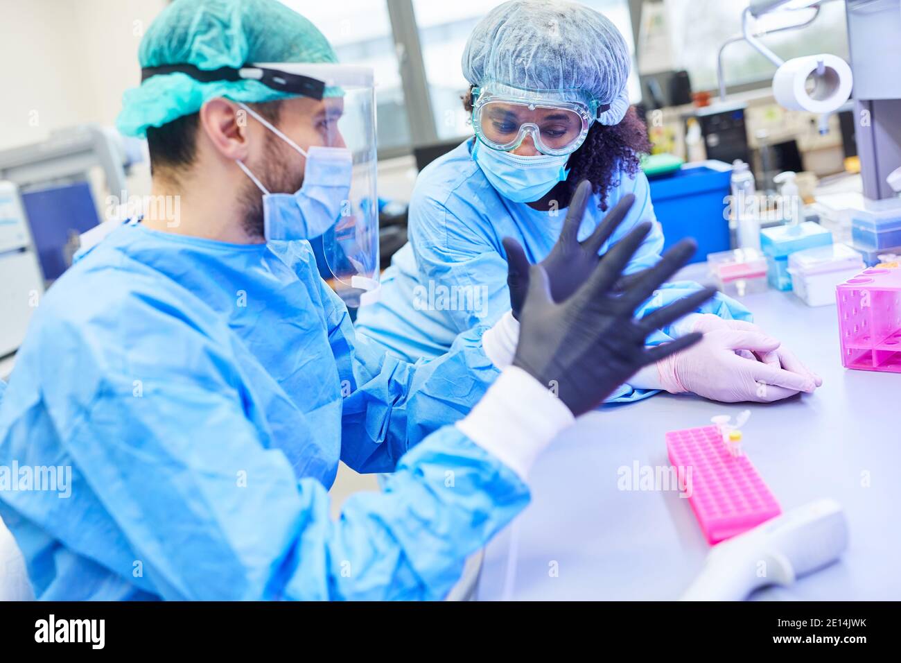 Research team talks about data analysis in the laboratory at Covid-19 ...