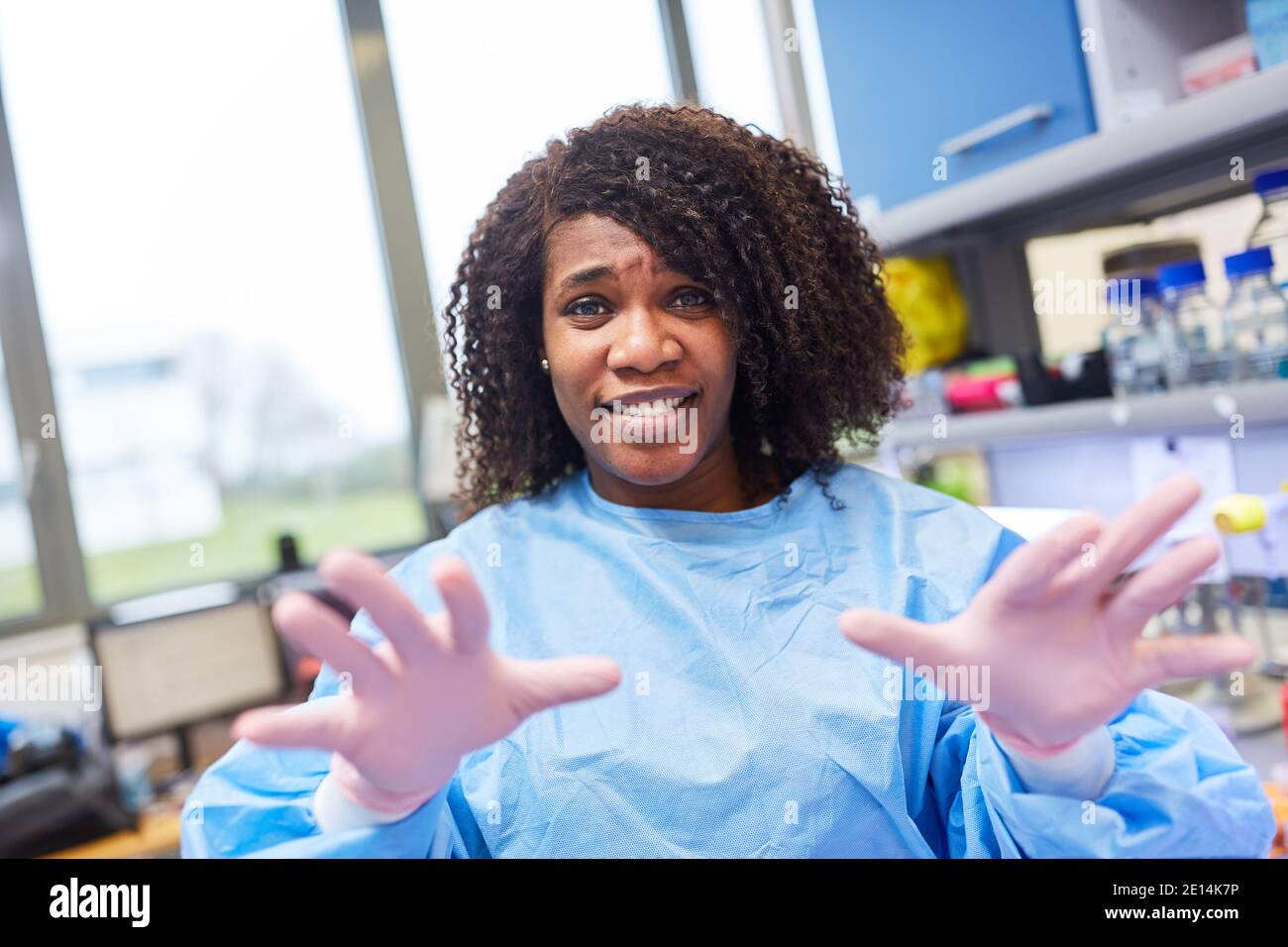 African woman lab hi-res stock photography and images - Alamy