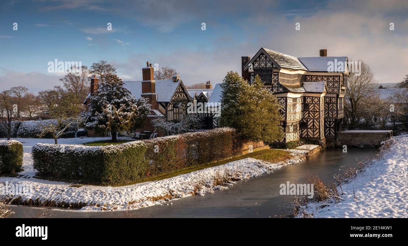 UK, England, Cheshire, Scholar Green, Little Moreton Hall, timber ...