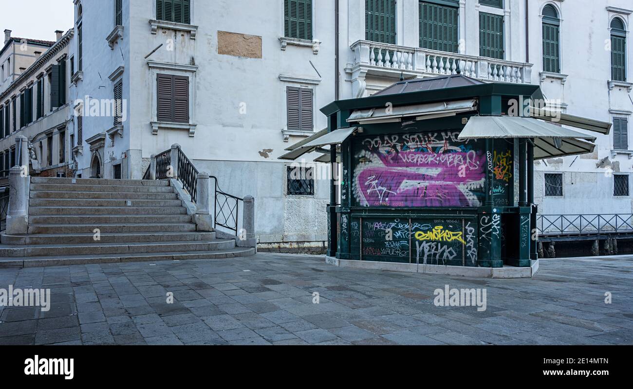 Newsstand In Venice Stock Photo - Alamy