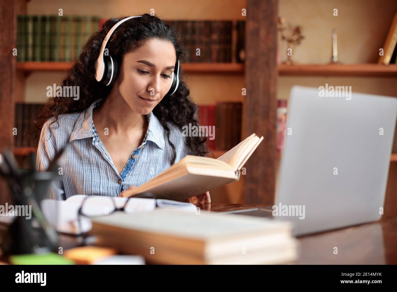 Woman sitting desk preparing work hi-res stock photography and images ...