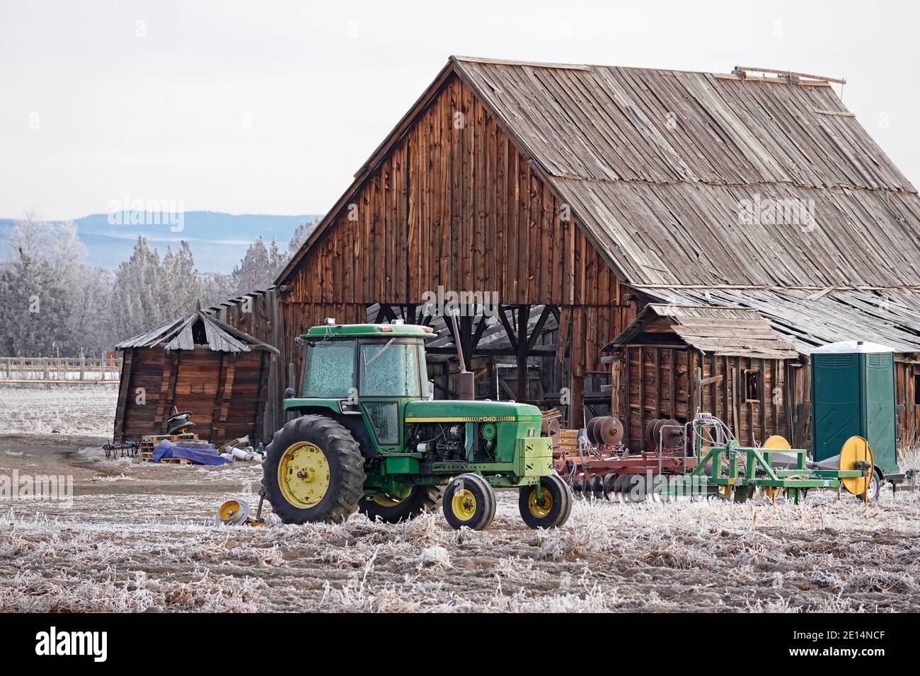 Small wooden barn hi-res stock photography and images - Alamy