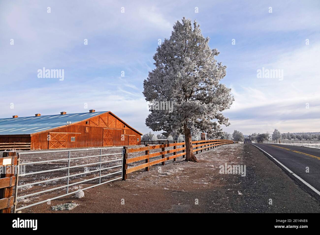 Small wooden barn hi-res stock photography and images - Alamy