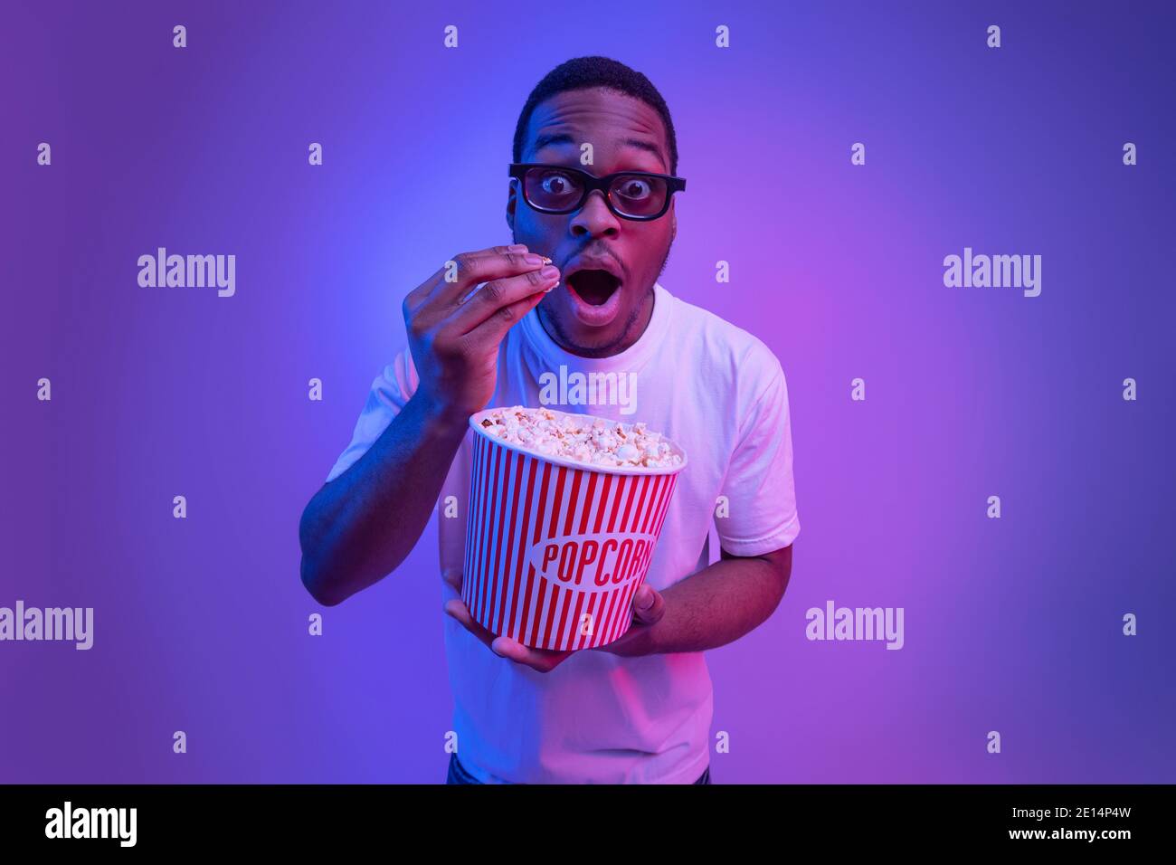 Cinema popcorn man hi-res stock photography and images - Alamy