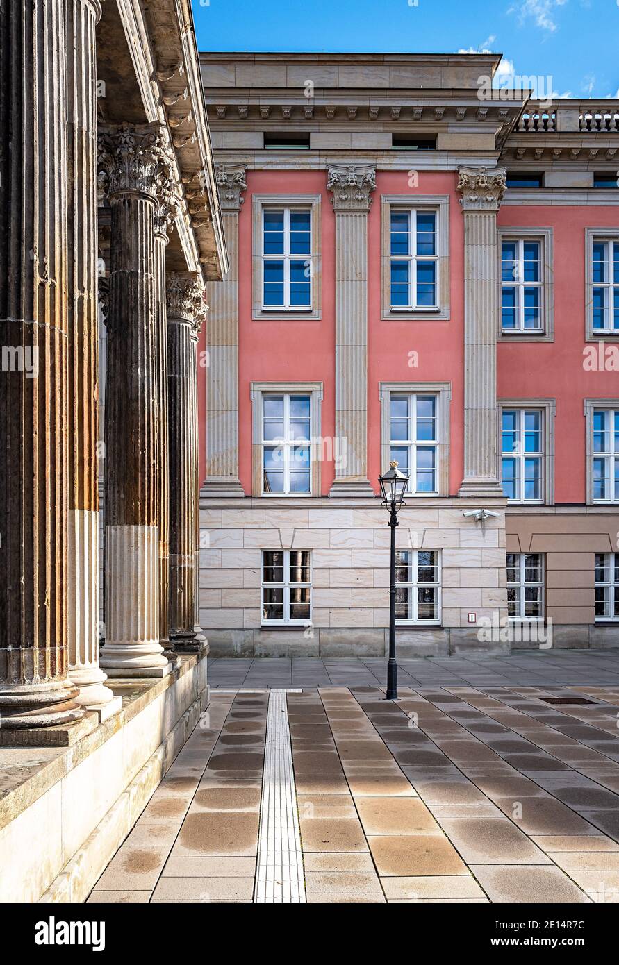 Hausfassade rosa hi-res stock photography and images - Alamy