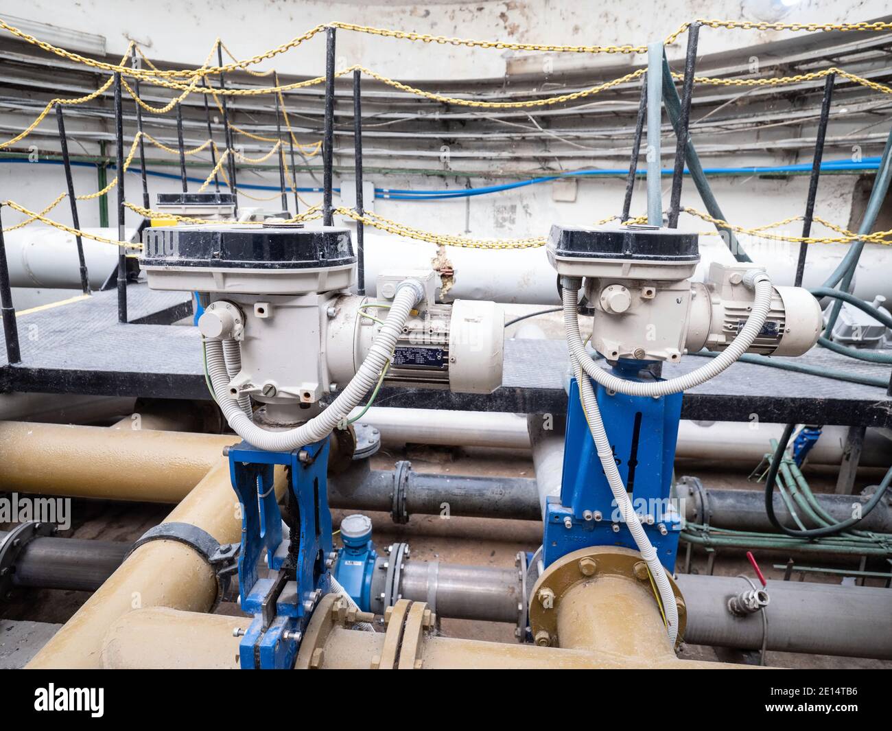 Control gate vavle hi-res stock photography and images - Alamy