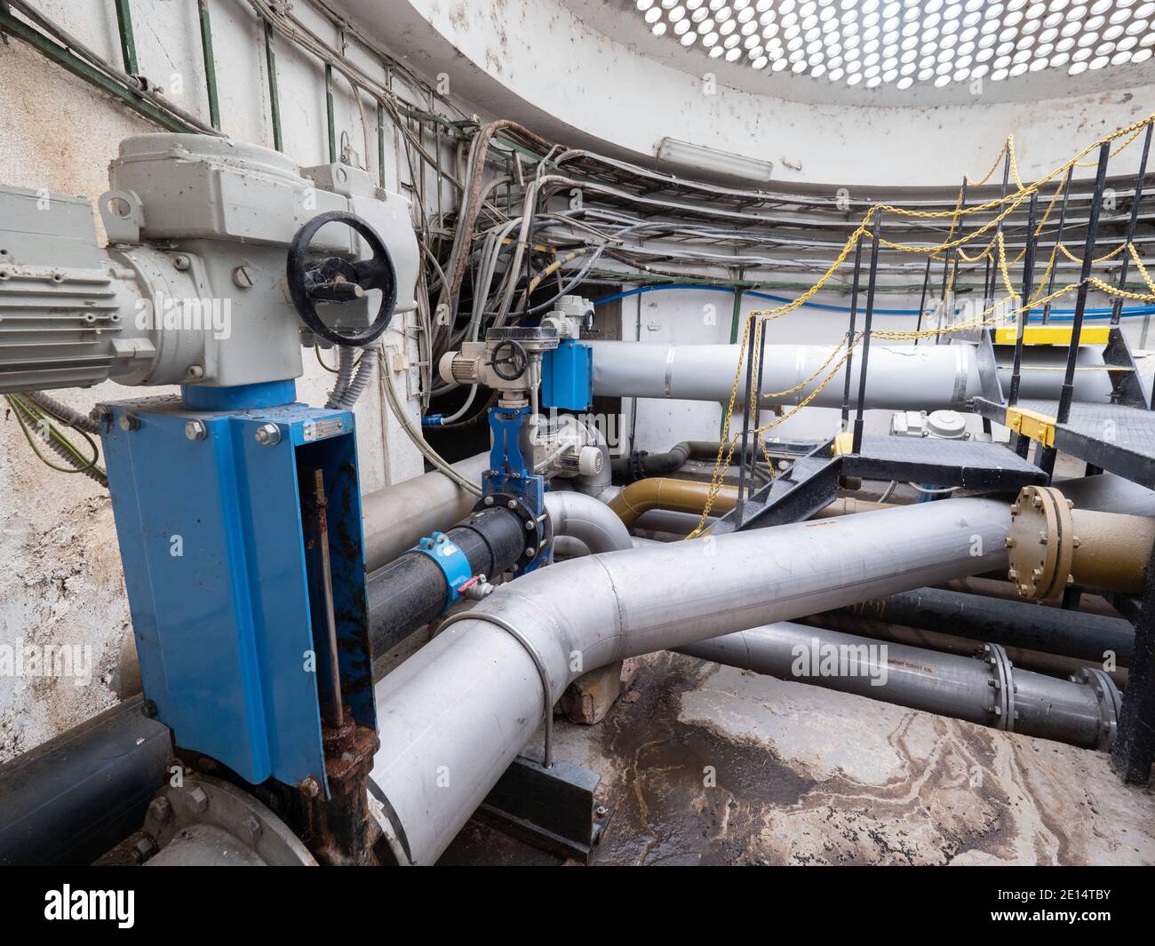 Knife gate valve remotely controlled by servo drive engine in sludge ...