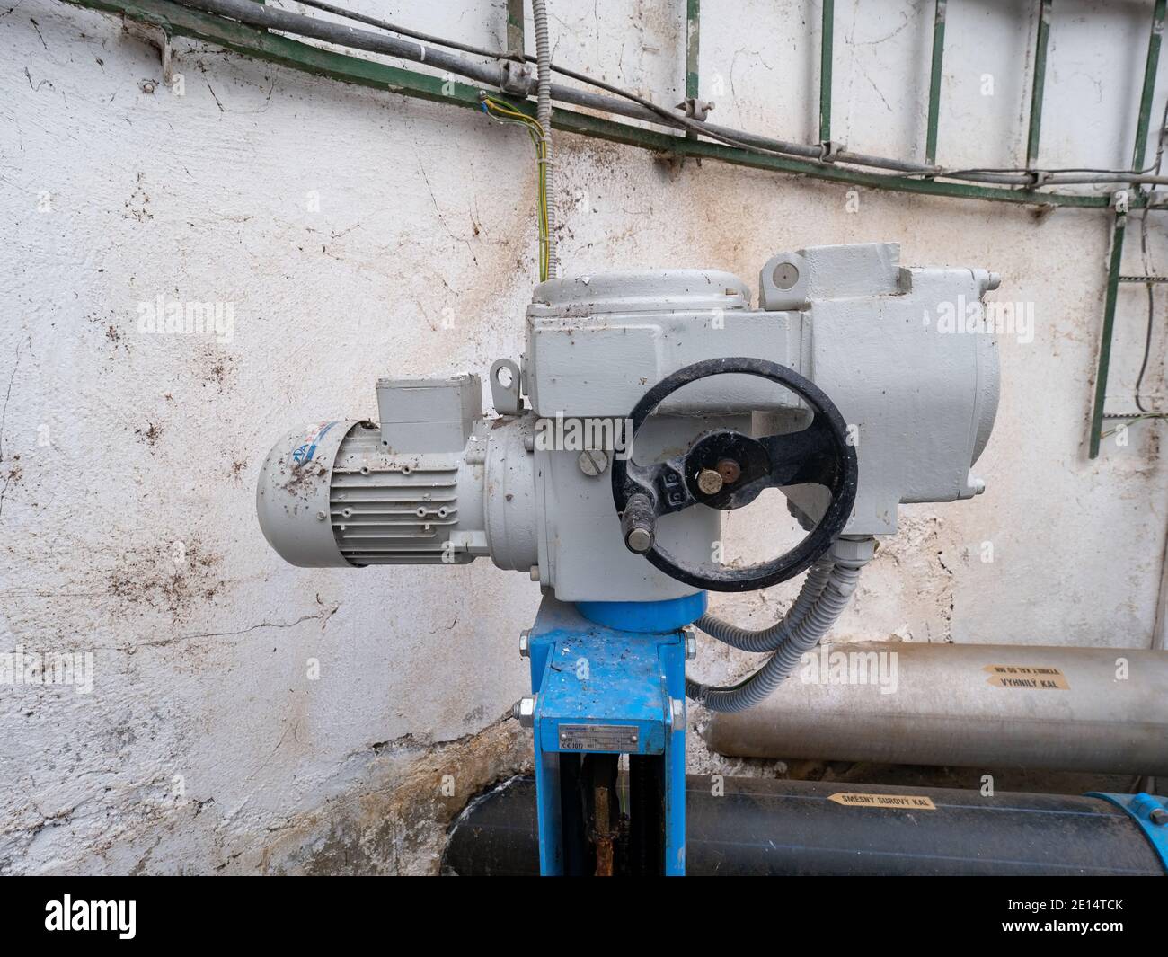 Thin knife gate valve controlled by manual wheel or servo drive engine ...