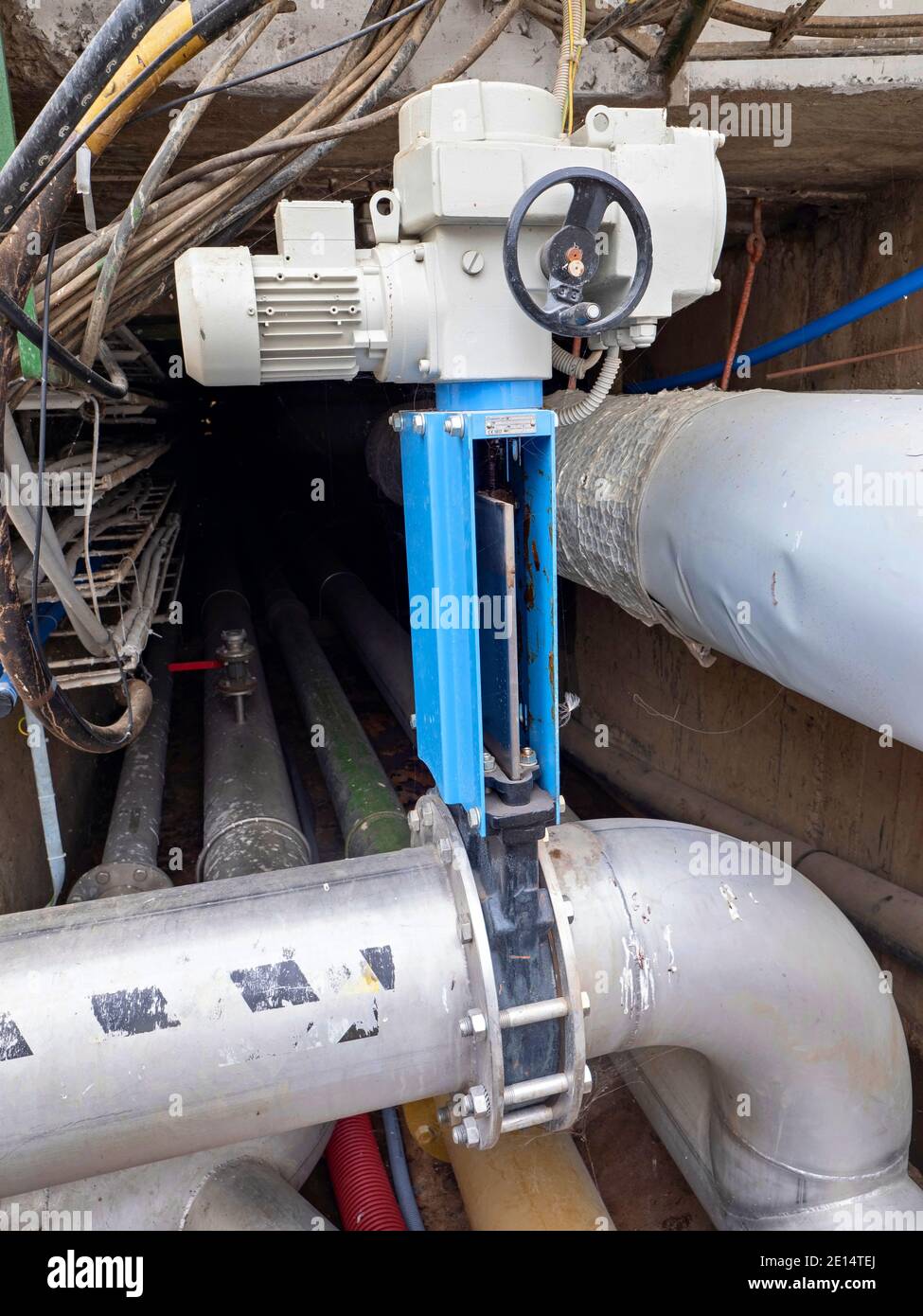 Knife gate valve remotely controlled by servo drive engine in stainless ...