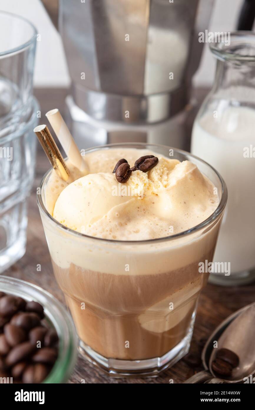 Café crema kaffeebohnen hi-res stock photography and images - Alamy
