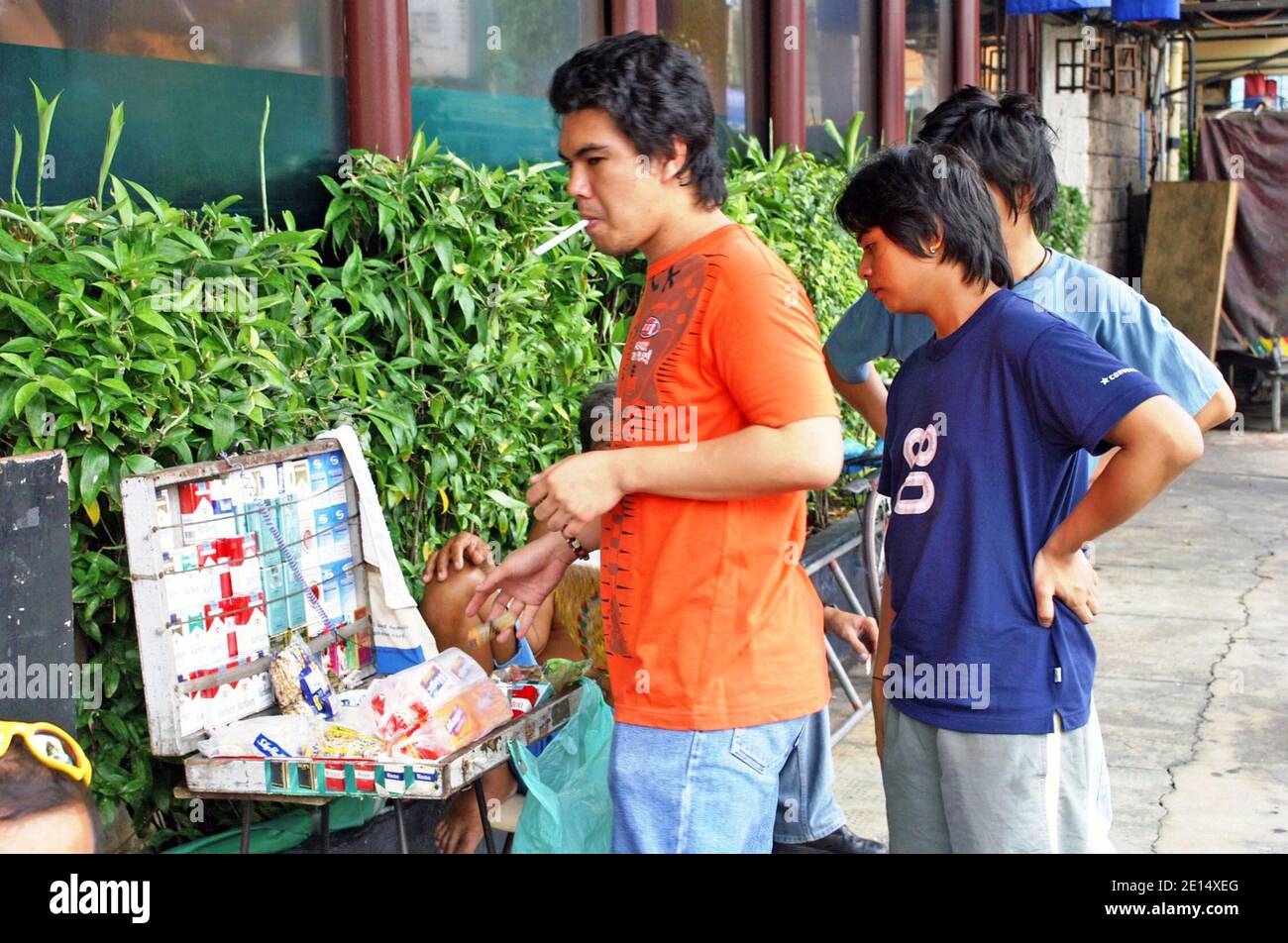 Filipino men smoking vendor hi-res stock photography and images - Alamy