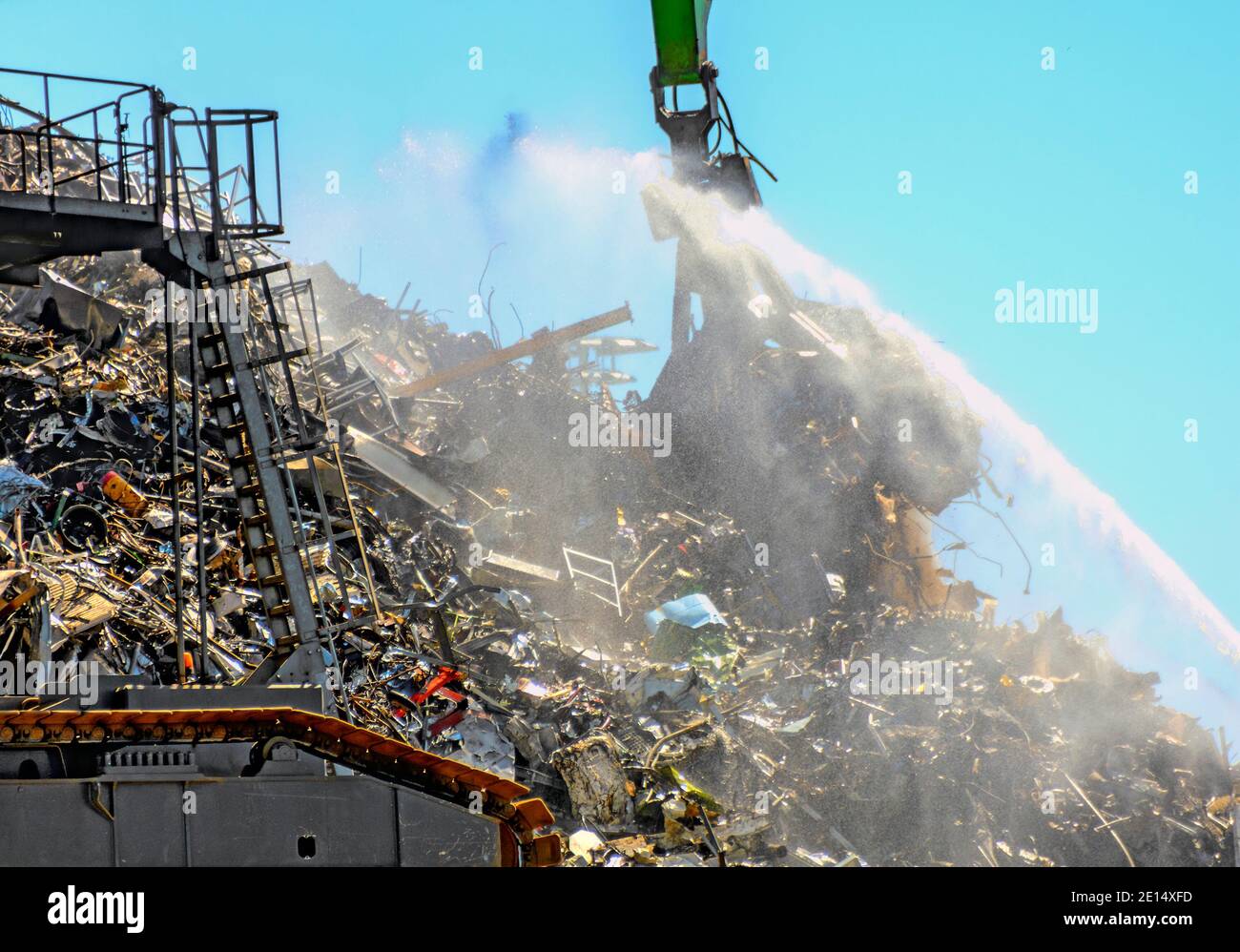 Crane grab hi-res stock photography and images - Alamy