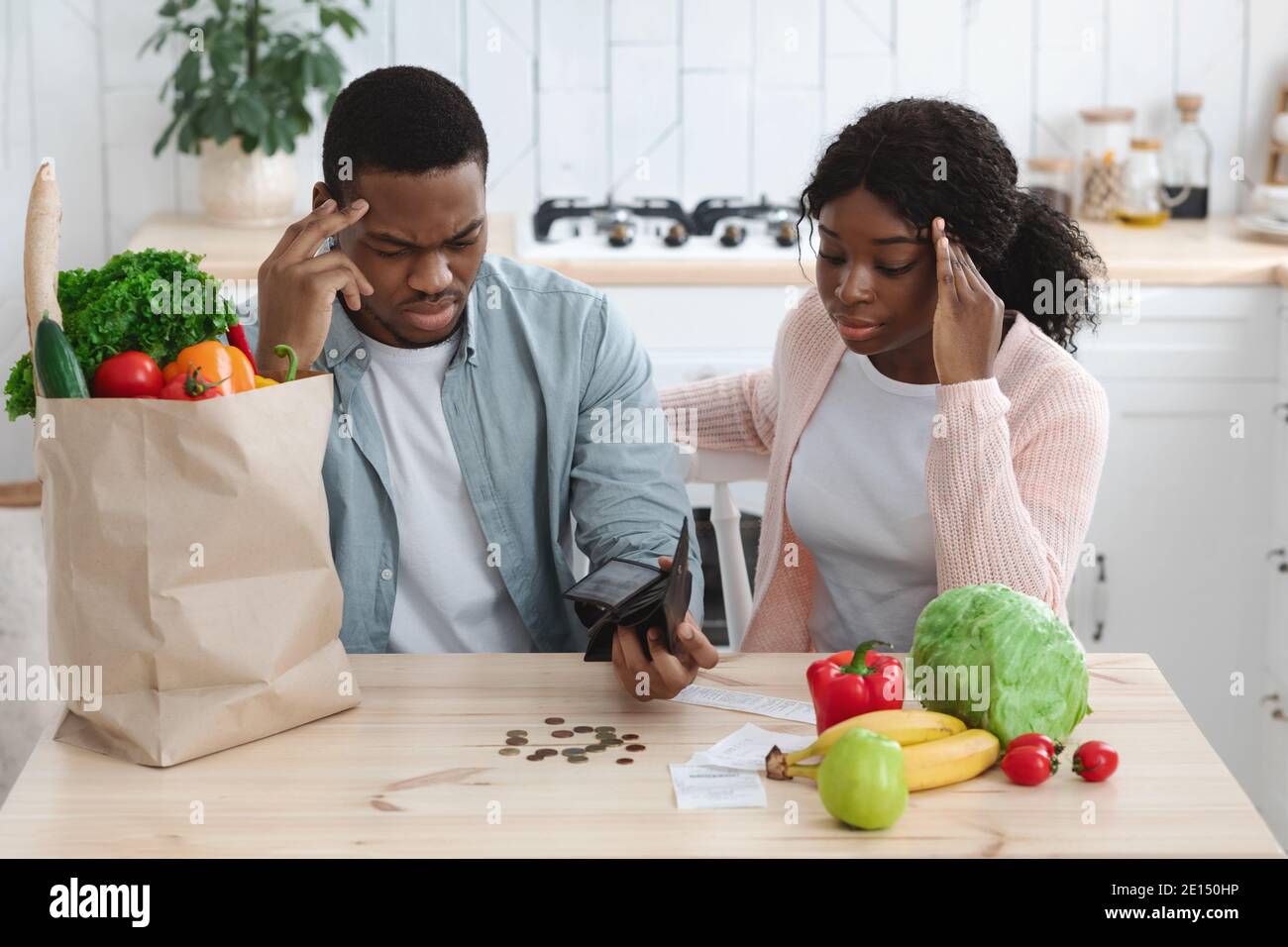 Woman kitchen shopping basket hi-res stock photography and images - Alamy