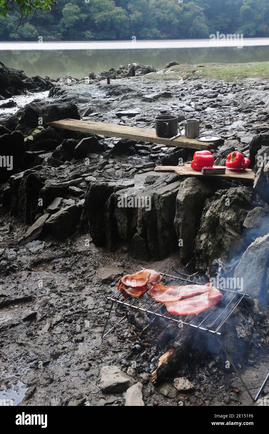 Campfire cooking hi-res stock photography and images - Alamy