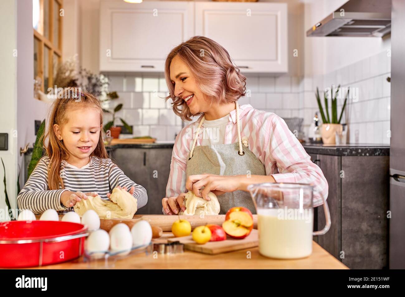 Helping mum hi-res stock photography and images - Alamy