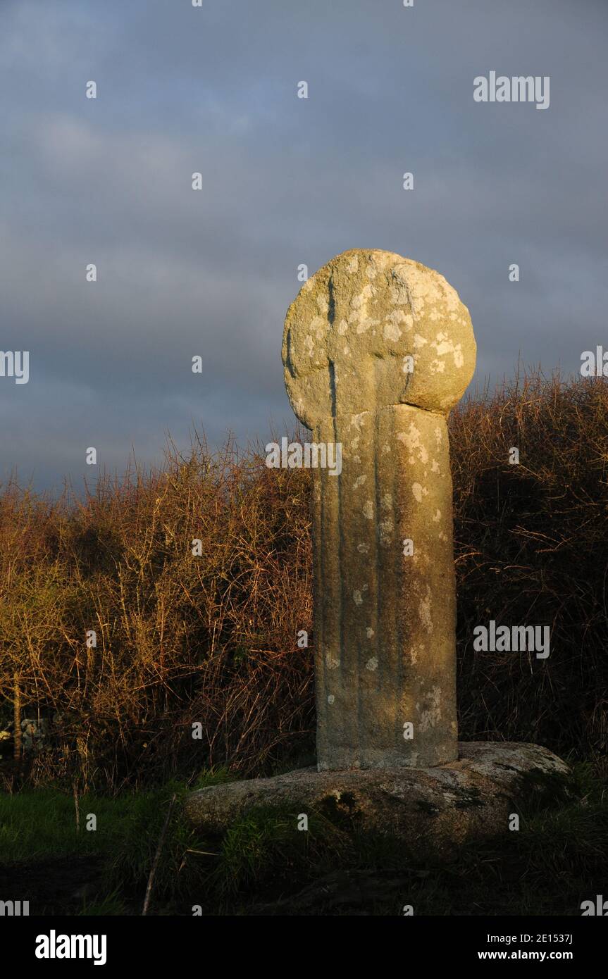 Ancient Celtic cross on farmland between Predannack and Mullion ...