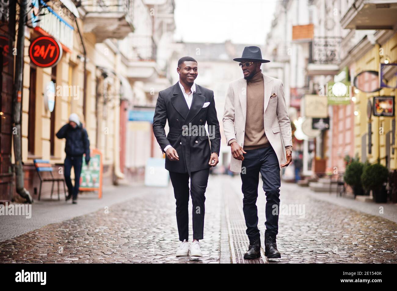 Two models walking on the street hi-res stock photography and images ...