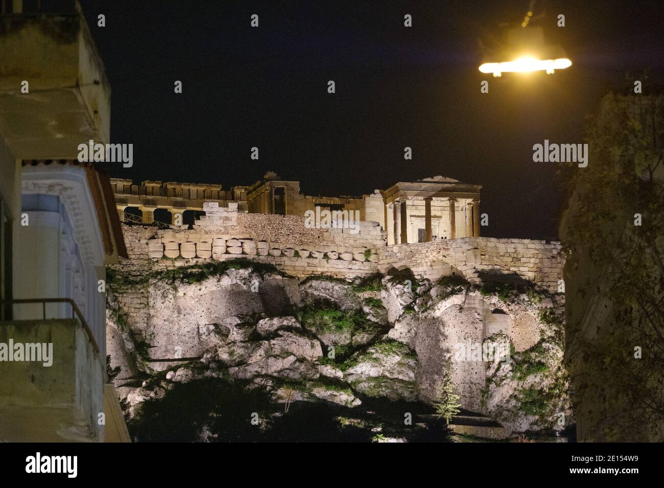 Athens - December 2019: night view of Acropolis Stock Photo - Alamy