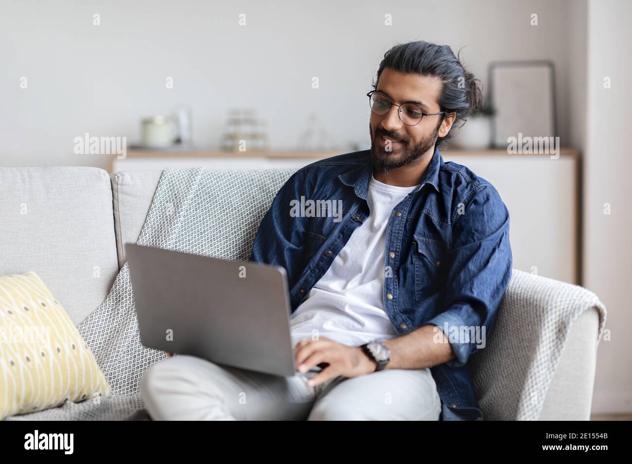Remote networking hi-res stock photography and images - Alamy