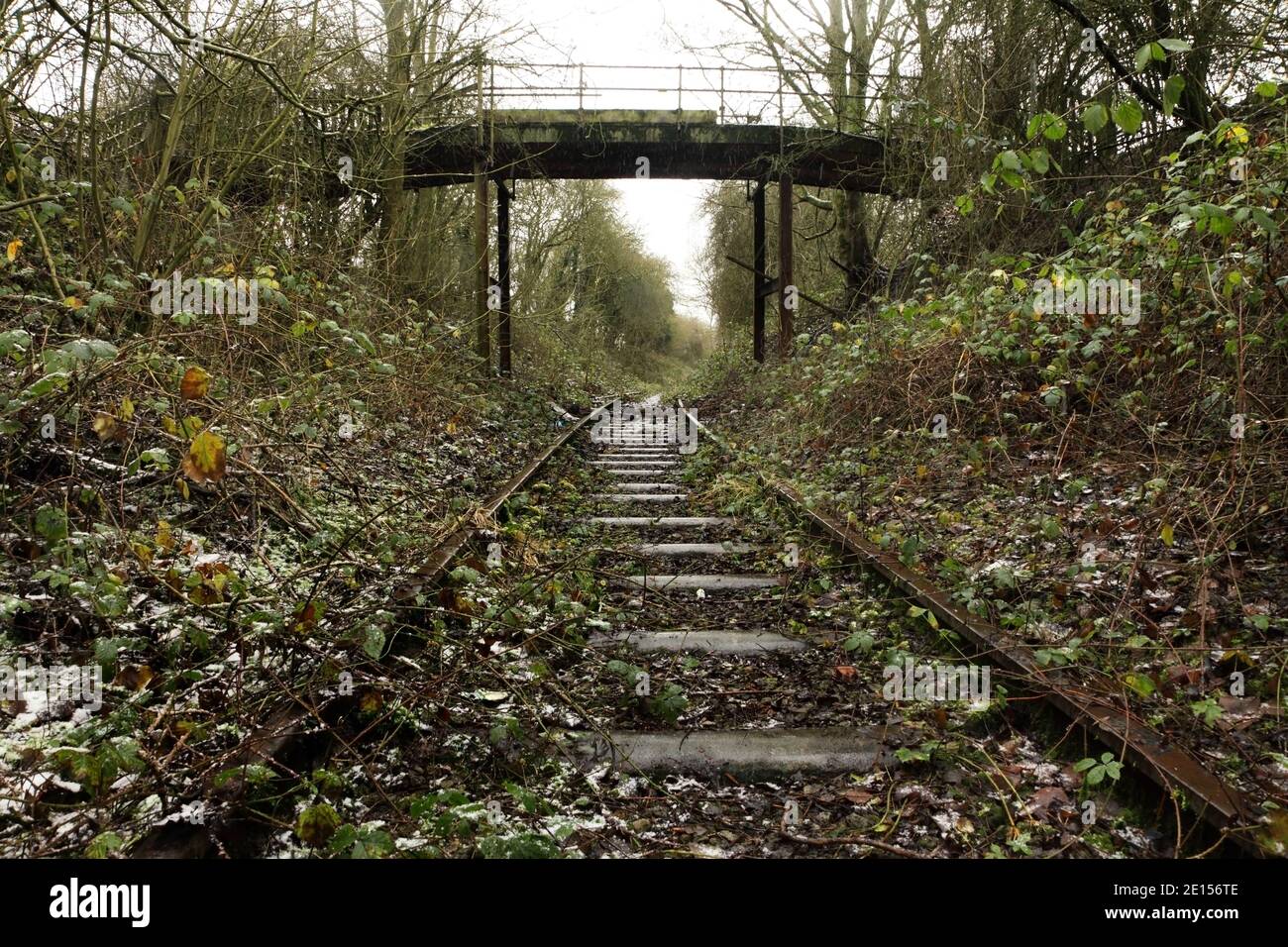 Footbridge crossing railway lines hi-res stock photography and images ...
