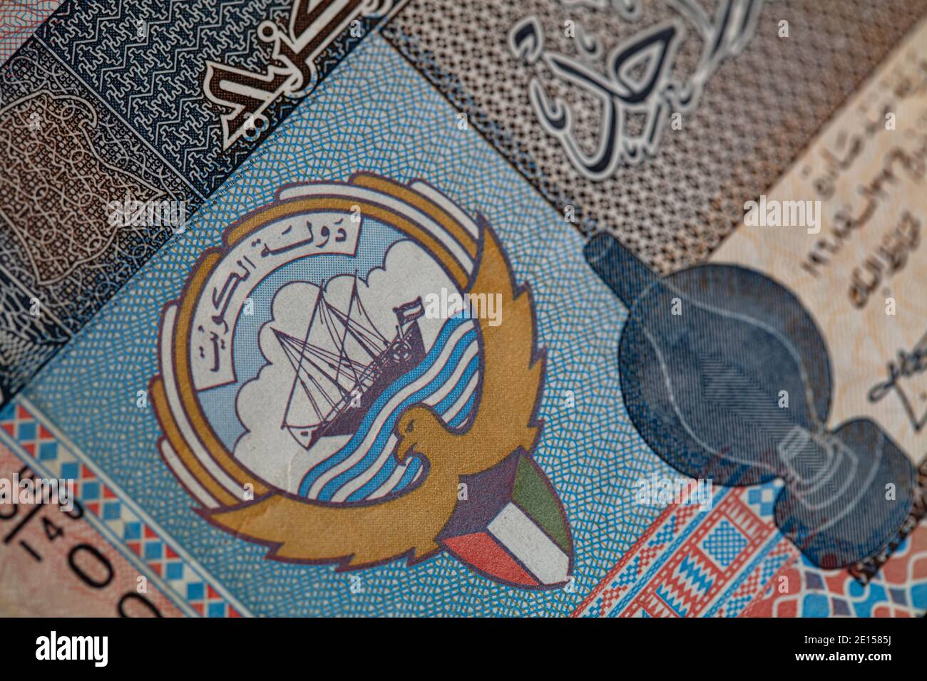Closeup of 1 Kuwaiti dinar banknote Stock Photo - Alamy