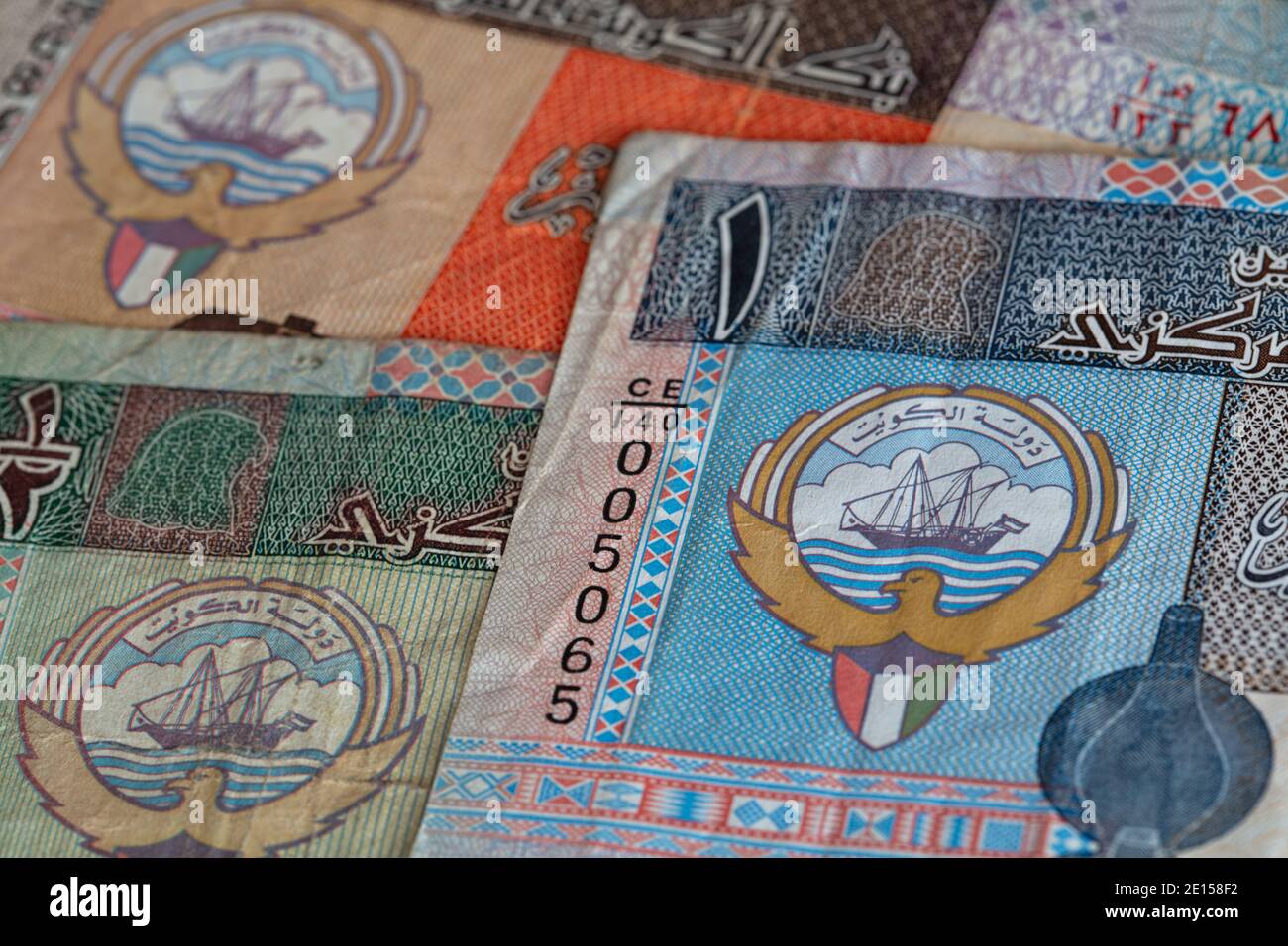 Closeup of Kuwaiti Dinar banknotes (one, half and quarter Stock Photo ...