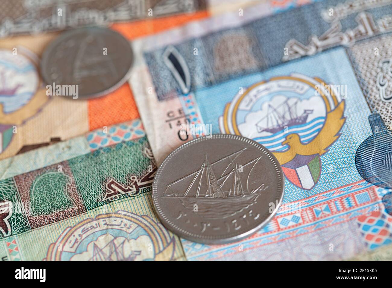 Kuwaiti Dinar Bank Note High Resolution Stock Photography and Images ...
