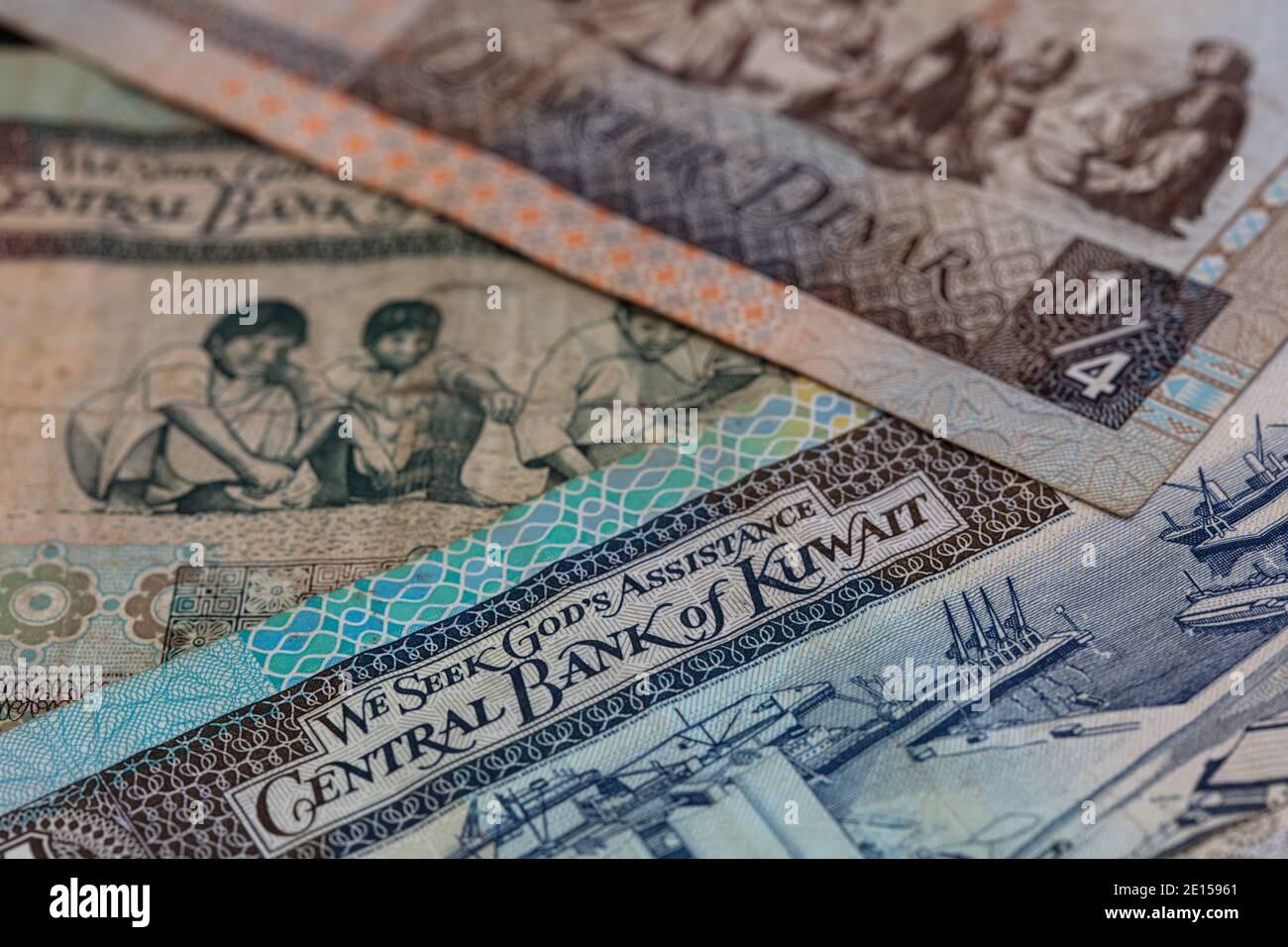 Closeup of Kuwaiti Dinar banknotes (one, half and quarter Stock Photo ...