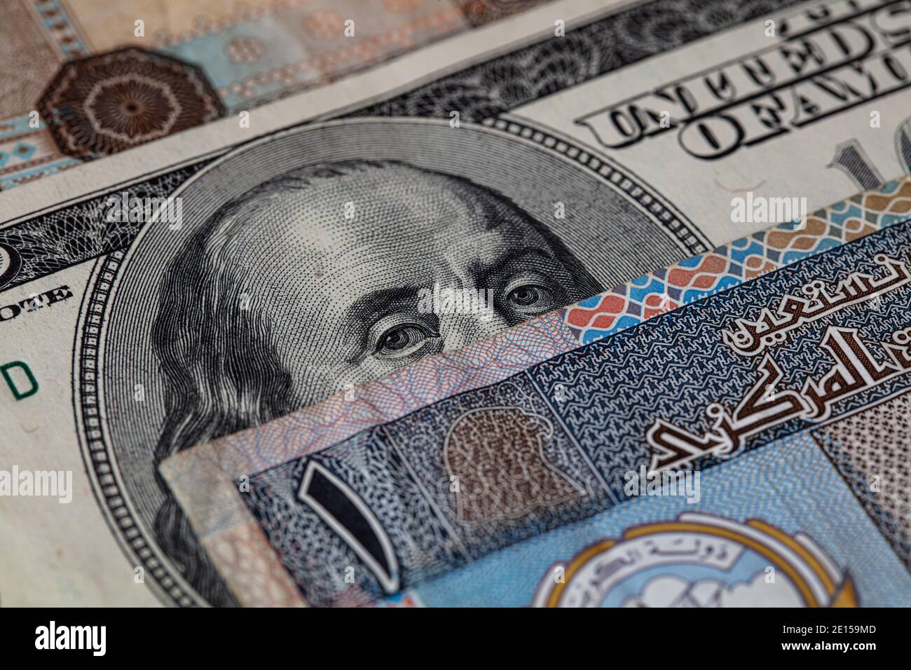 100 dollar and Kuwaiti Dinar banknotes Stock Photo - Alamy