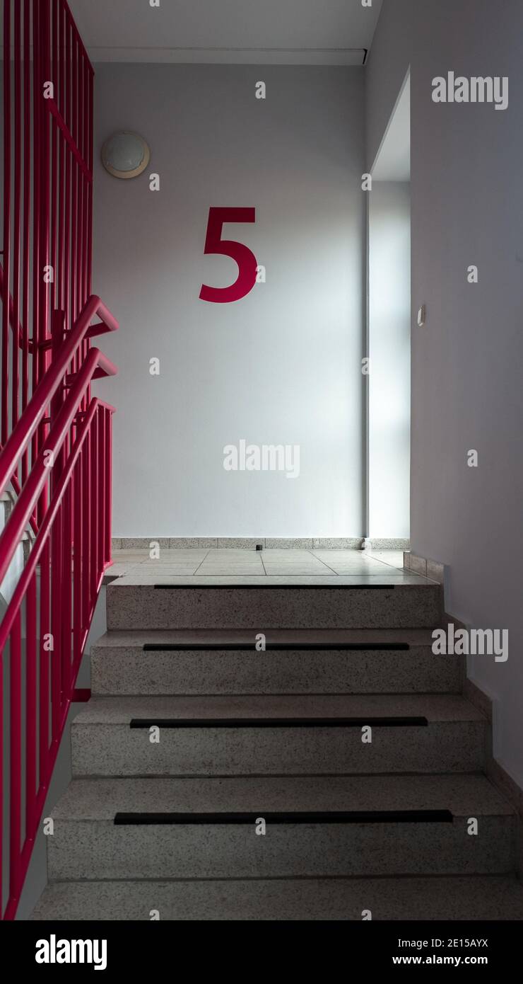 5 floor staircase hi-res stock photography and images - Alamy